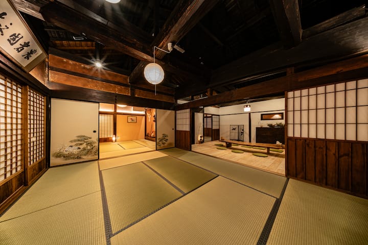 「古き良き暮らし」と「現代の快適さ」を一棟に。
築244年の武家屋敷で、時間に泊まる体験を。 - 霧島市