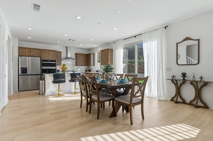 Huge Family Home Ucr/6br 10beds/backyard+parking - Riverside, CA