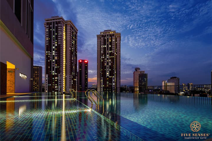 Swimming Pool Night View | Kl | Studio Room - Kuala Lumpur