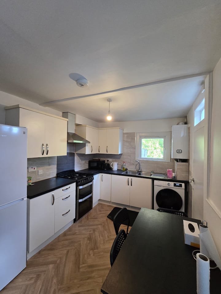 Spacious  6 Beds  4br  2 Bath  Near Station - Central London