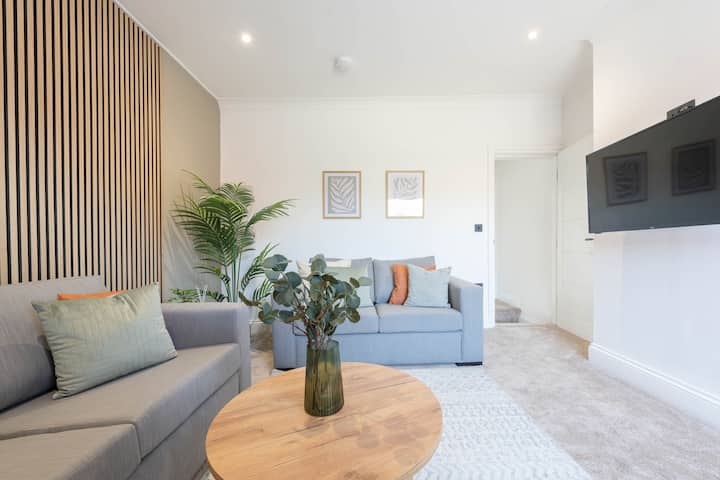 Stylish 2br W/ Parking – Ideal For Work Stays | Ns - Leeds