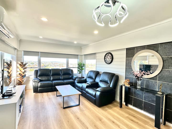 Stunning Upper-level Retreat With City & Sea Views - Beachlands