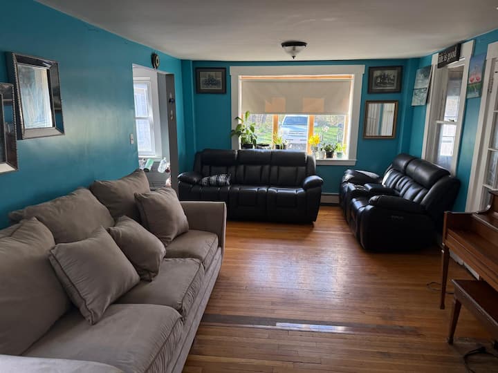 Charming Foxboro Retreat Near Gillette Stadium - Foxborough, MA