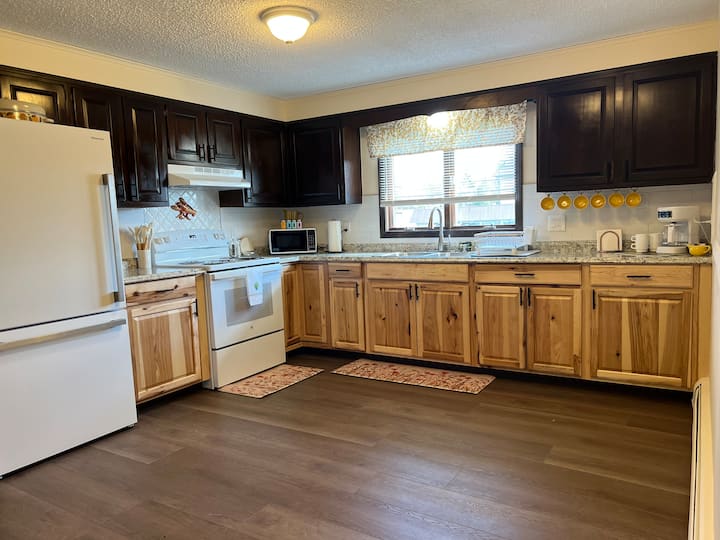 Fun Vintage 70s Vibe In An All New Renovation! - Waterville, ME