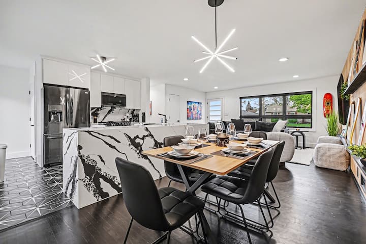 Bold & Bright 3br | King Bed's | Garage | Modern! - Omaha, NE