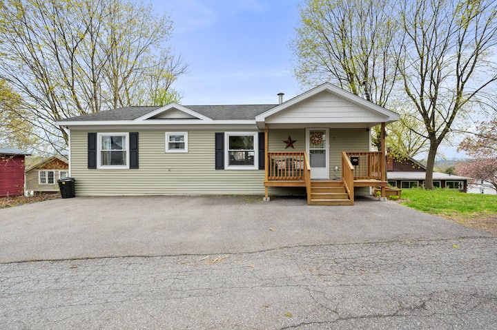 Saratoga Track, Quiet Retreat | Deck Fire Pit Pets - Greenwich, NY