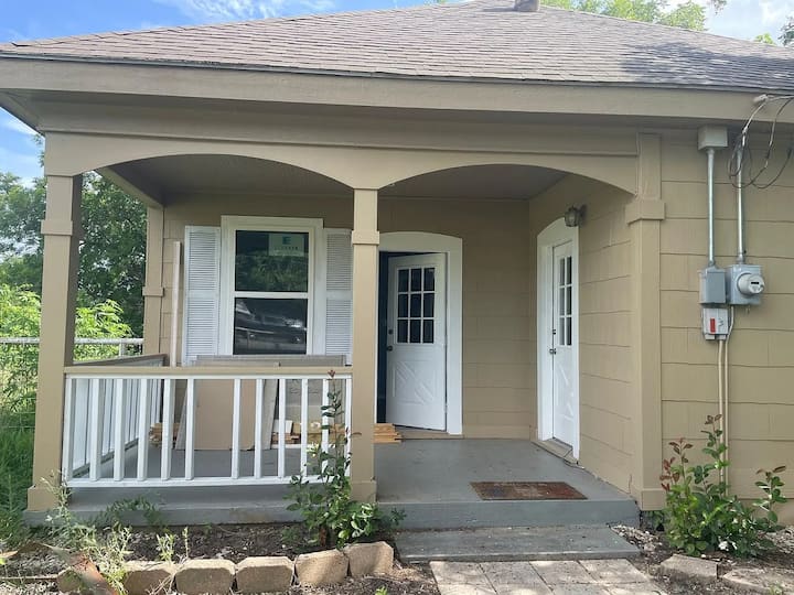 2 Bedroom Farmhouse Retreat Greenville Tx With Ac - Greenville, TX