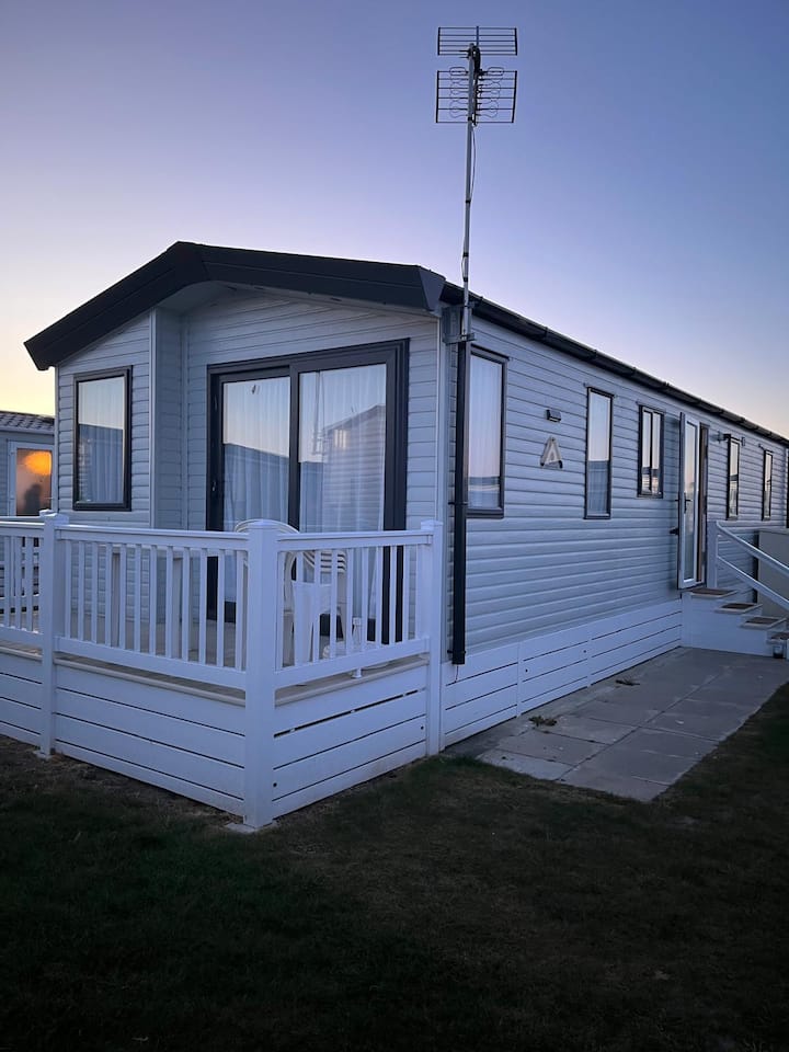 Modern Caravan At Dovercourt Park Ref 44003bw - Harwich
