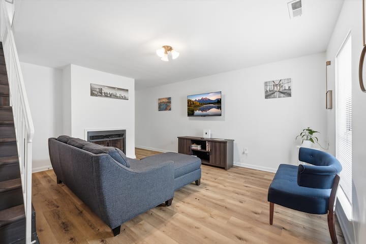 Sleek & Stylish | King Bed | Newly Renovated - Huntsville, AL
