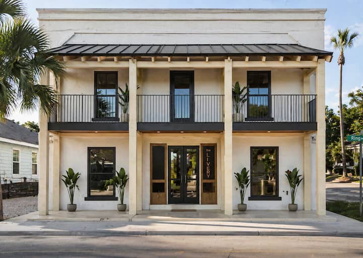 Bright & Quiet Room · Tarpon Springs Guesthouse - Tarpon Springs, FL