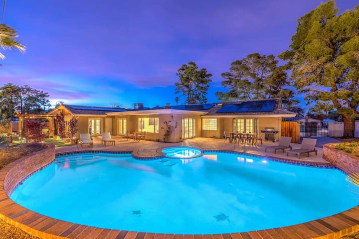 Vegas Mansion: Pool, Spa, Sauna, Theatre, By Strip - Las Vegas, NV