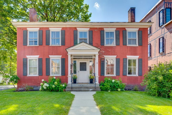 Walkable 3-unit Retreat On Main Street, Waterbury! - Waterbury Village Historic District