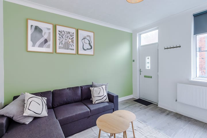 Next To Station | Fast Wi-fi | Long Stays | Darts - Warrington