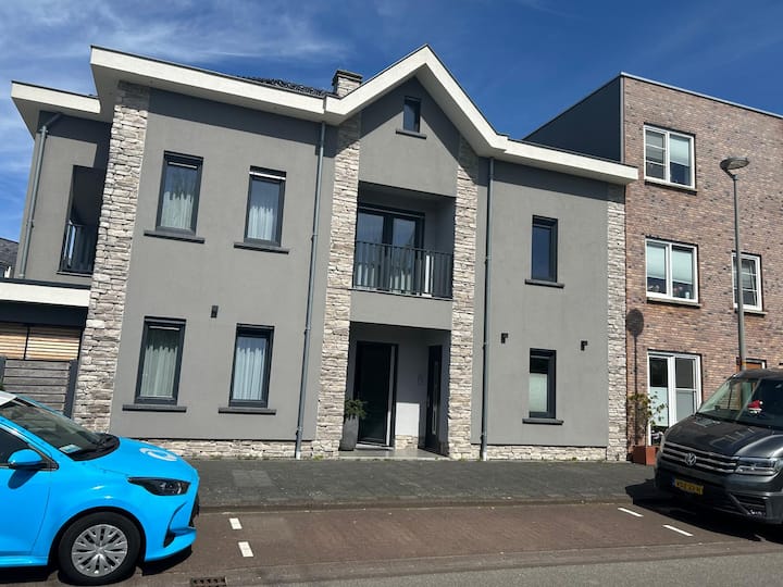 Modern Cosy Saturnus Apartment - Huizen