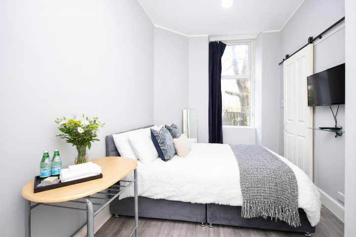 Stylish 1 Bed Flat | City Centre | Sleeps 4 - Edinburgh