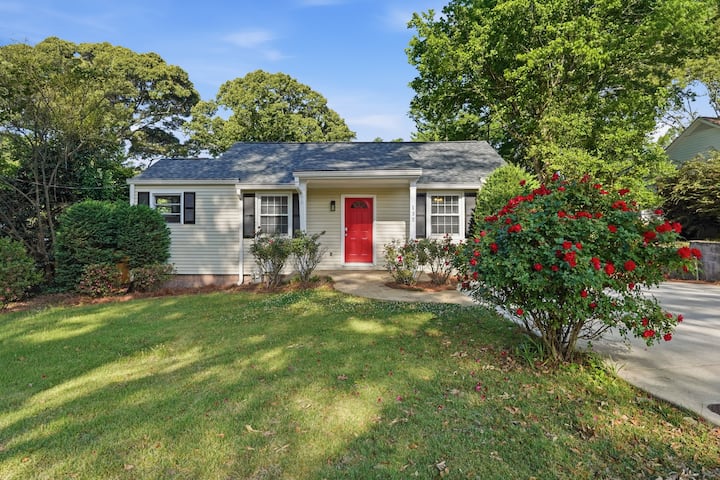 The Cottage At Marietta Square - Huge Backyard! - Kennesaw, GA