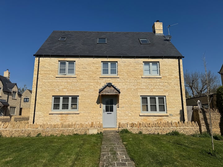 5 Bedrooms, Free Parking, Ev Charger, 4 Bathrooms - Somerford Keynes