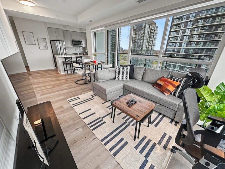 Sunlit 2br + Den Skyline Views Near Square One - Mississauga