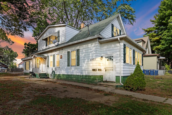 Modern 4-bedroom 2-bath Home | Near Navy Base - Waukegan, IL