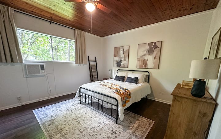 Updated 1br | Walk To Ulm + Dining - Monroe, LA