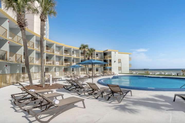 Walk To The Beach + Free Parking & Pool Bar - Panama City Beach, FL