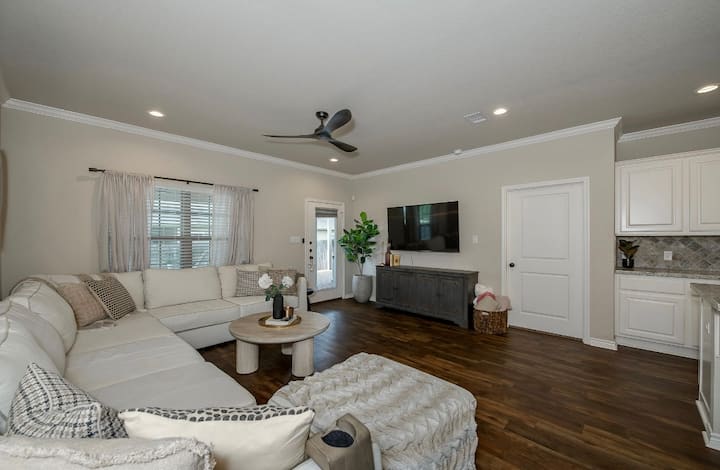Cozy Home W/ A Pool, Hot Tub Pond & Walking Trail! - College Station, TX