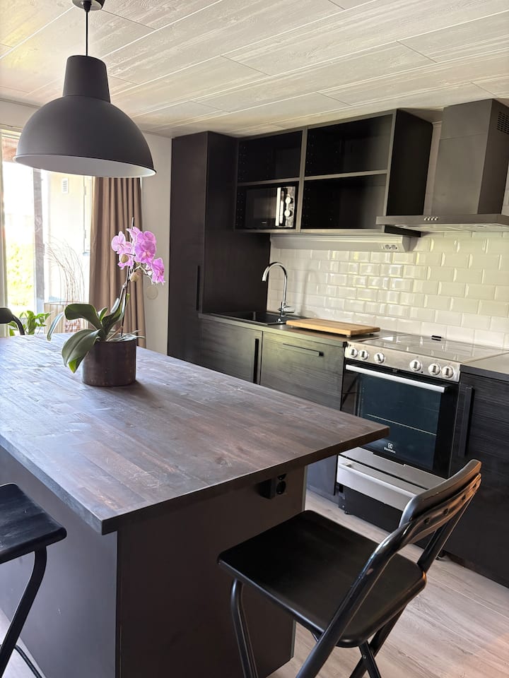 Lägenhet Med Egen Ingång, Del Av Villa I ÄLta - Stockholm