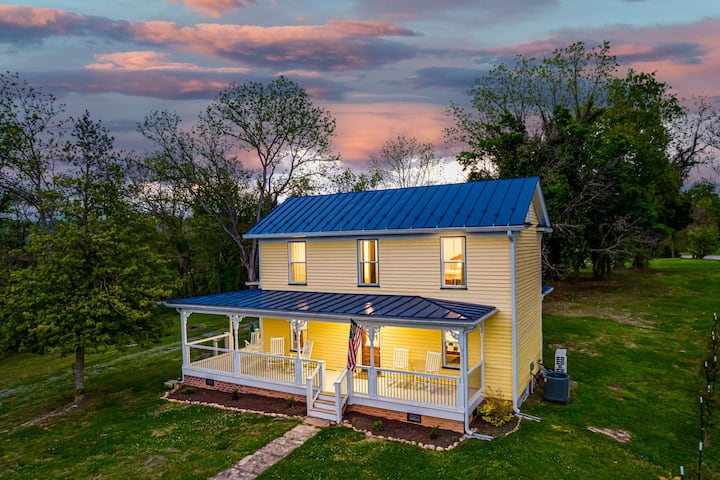 Creekside Stroll To Town | Sleeps 10 Retreat - Luray, VA