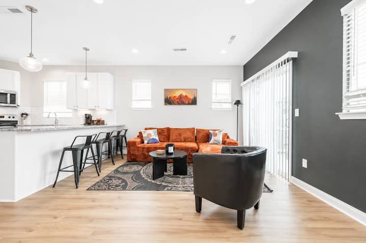 Irie Living-haven 2br Home W/ Pool + Gym Access - Zionsville, IN