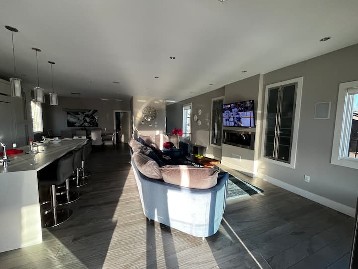 Hilltop House In The Heights - Grouse Mountain