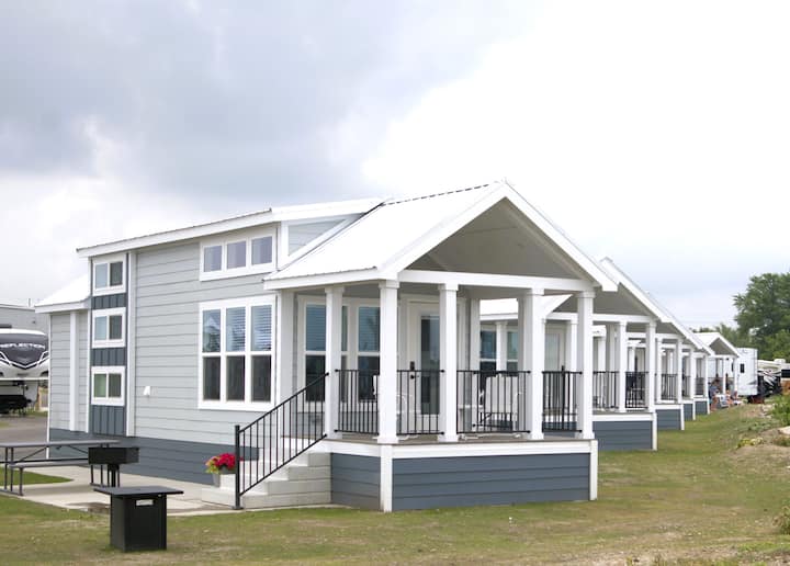 Luxury Cottage At Bayfront Resort - Cottage #1 - Sandusky, OH