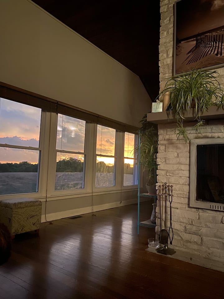Secluded Getaway • Hot Tub• Sleeps 7 Near Airport - Parkville, MO