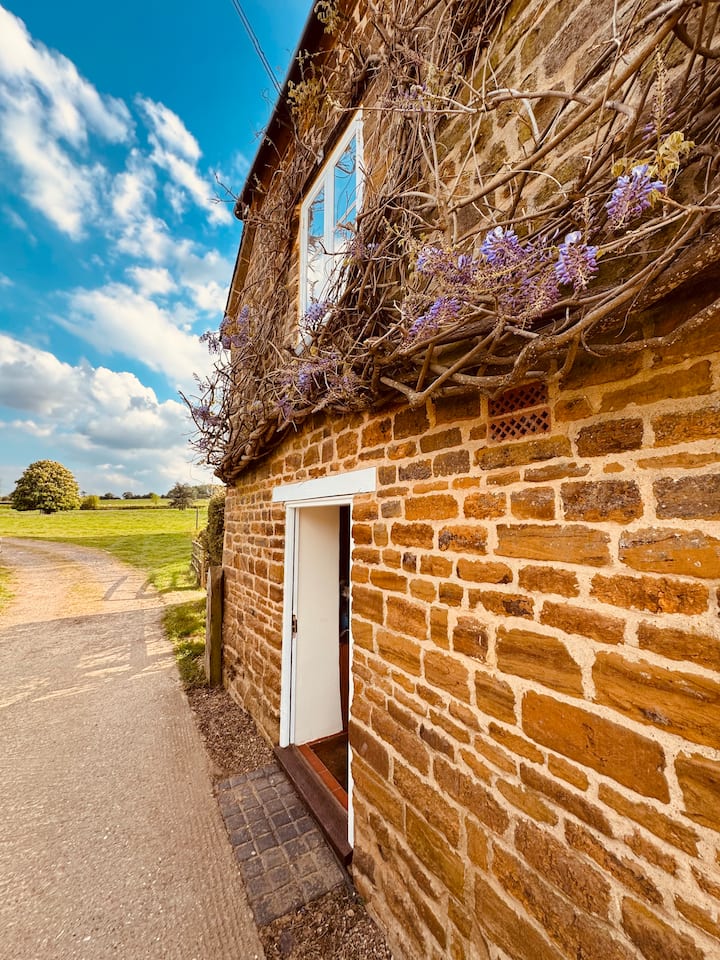 Charming Farm Stay, The Granary - Towcester