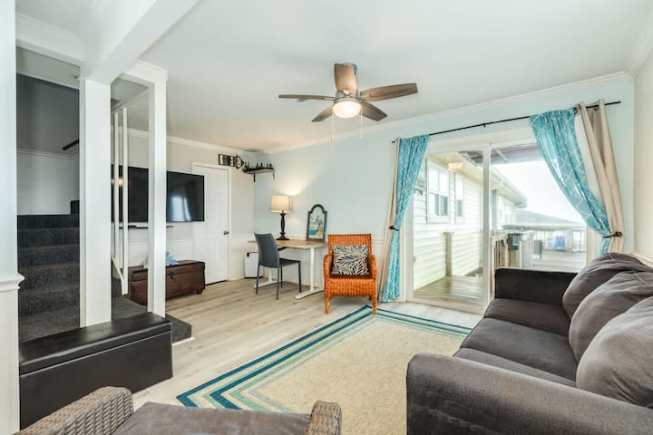 Beachfront Escape: Steps To Sand & Surfside Charm - Surfside Beach, TX