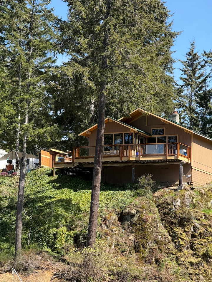 Spectacular Cliff House - Campbell River