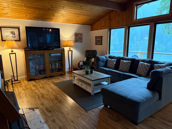 Spectacular Cliff House - Quadra Island