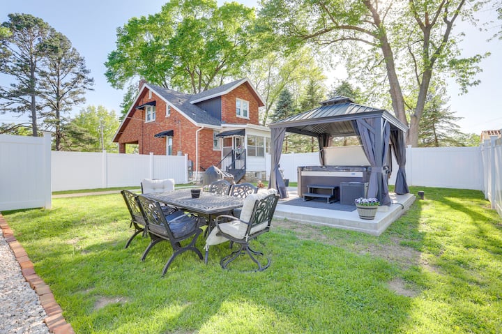Hot Tub, Grill & Games! Family Getaway In St Louis - Arnold, MO
