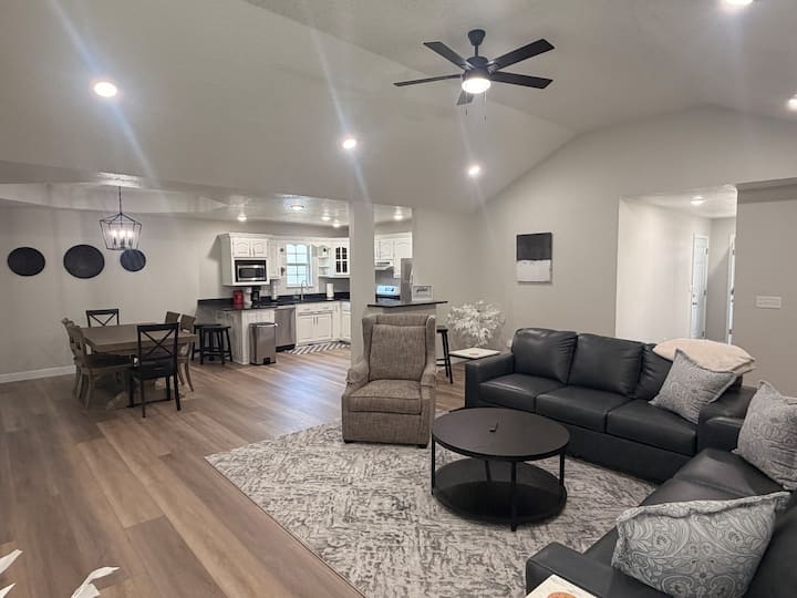Dreamy Delaware 3 Kings Sunroom & Private Backyard - Joplin, MO