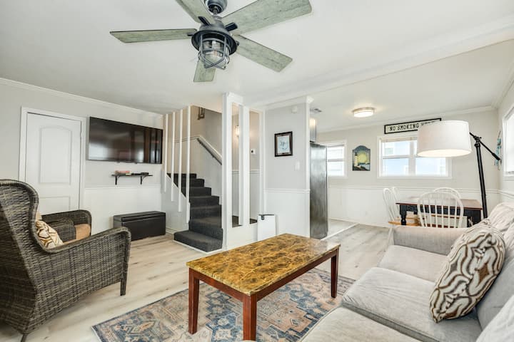 Cozy Oceanfront Escape With Direct Beach Access - Surfside Beach, TX