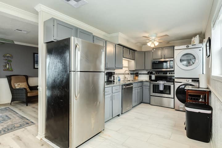 Classic Beach House With Direct Sand Access - Surfside Beach, TX