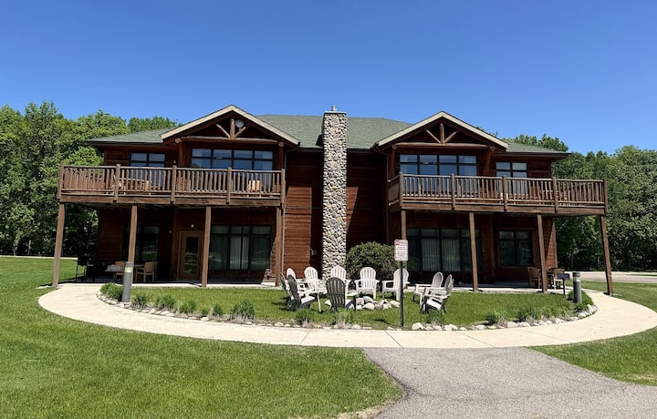 Luxury 4-bedroom Alexandria Townhome - Alexandria, MN