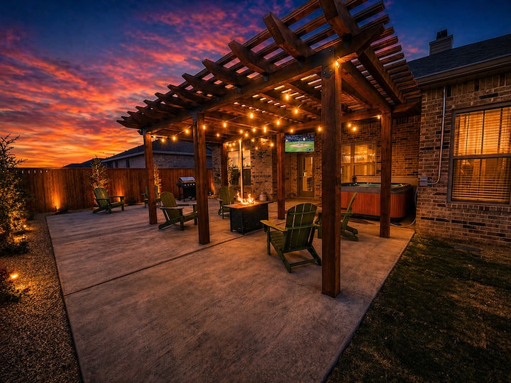 Backyard Escape | Hot Tub + Fire Pit - Lubbock, TX