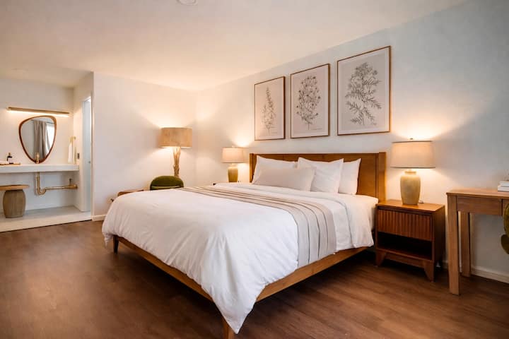 King Room | Pool, Sauna -5 Min Dtown | Street View - Eureka Springs, AR