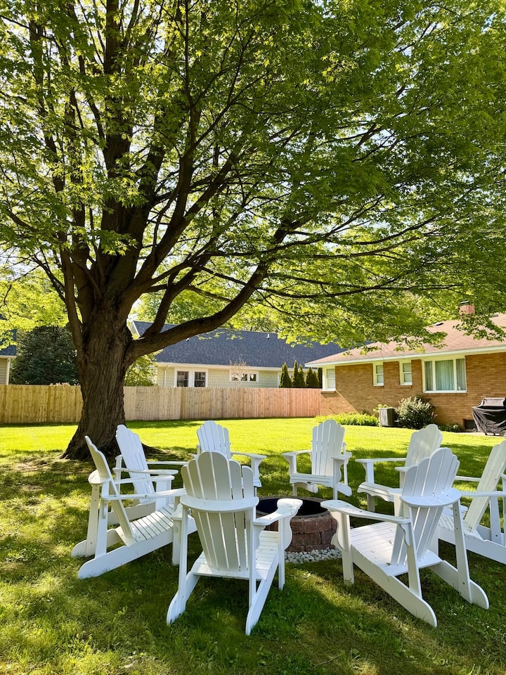 Sunset Beach Heaven Brick Bungalow, Close To Lake! - Stevensville, MI