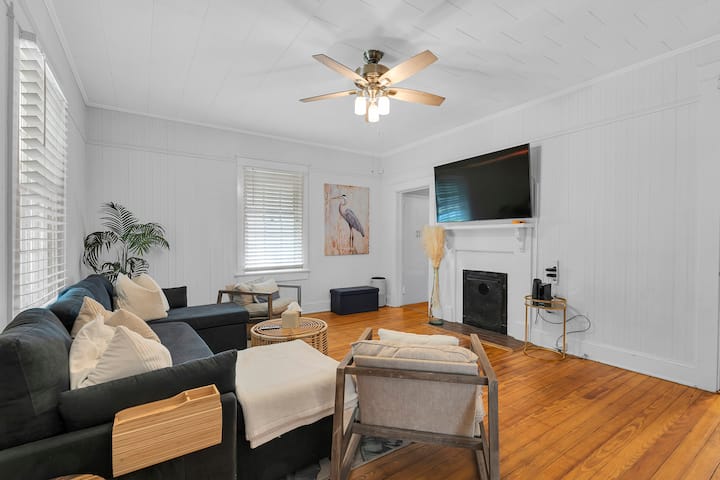 Charming Home Near Downtown|porch Swing+large Yard - Spartanburg, SC