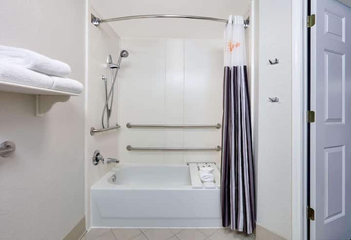 Central Expressway King Studio W/breakfast, Pool - Dallas, TX