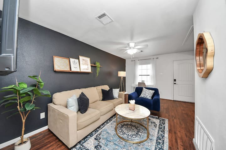 Space City | Top Floor | Pool, Near Tx Med Ctr - Fourth Ward - Houston