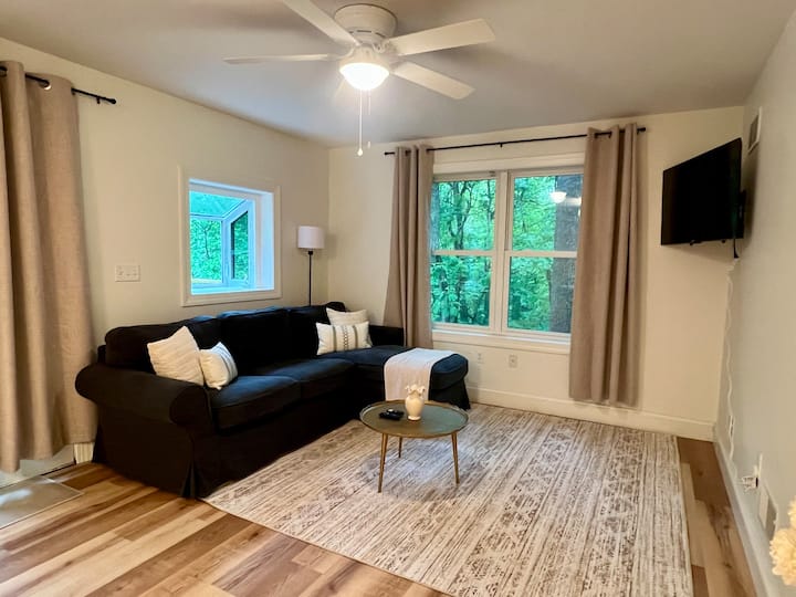 Maple Cottage Retreat • Private 1br W/ Deck - Morgantown, PA