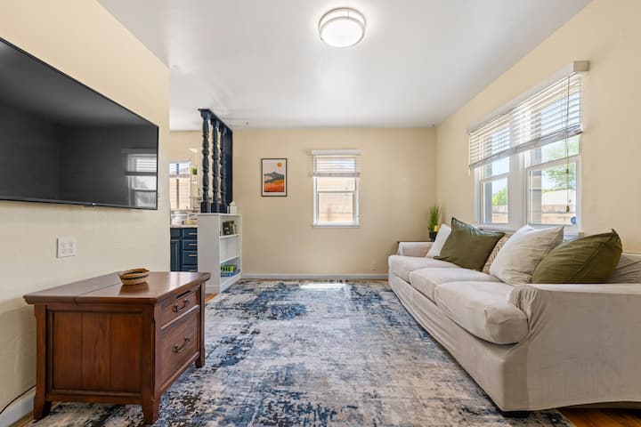 Retro-chic Bungalow: Close To Everything - Pueblo, CO