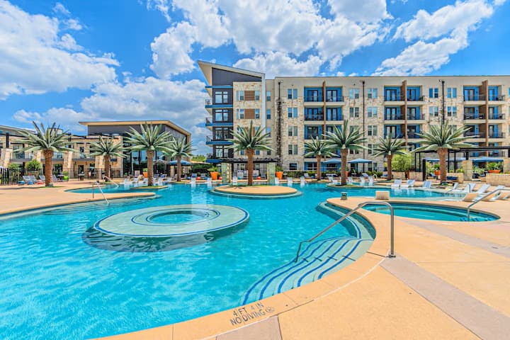 Modern Addison Balcony Stay |Pool, Wi-fi & Parking - Carrollton, TX